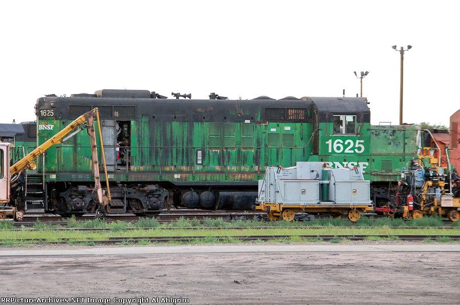 BNSF 1625 with snow plow train
